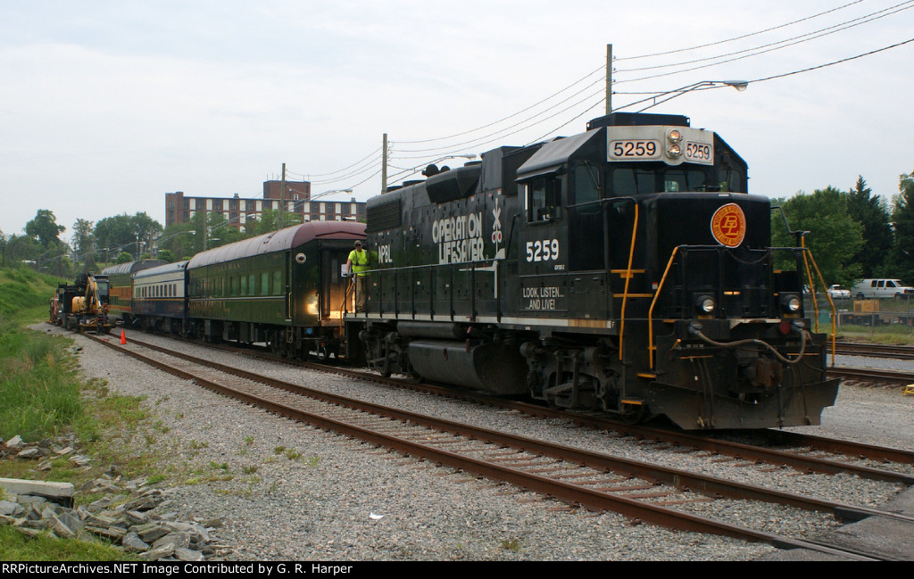 NS 5259 cuts away from three private cars delivered to the Amtrak yard at Kemper Street Station